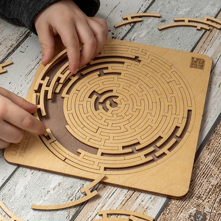 Puzzle em madeira com a forma de um labirinto