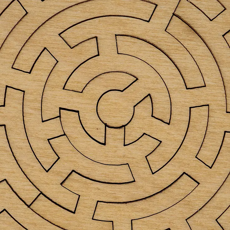 Puzzle em madeira com a forma de um labirinto