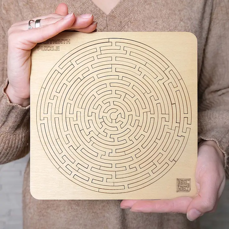 Puzzle em madeira com a forma de um labirinto